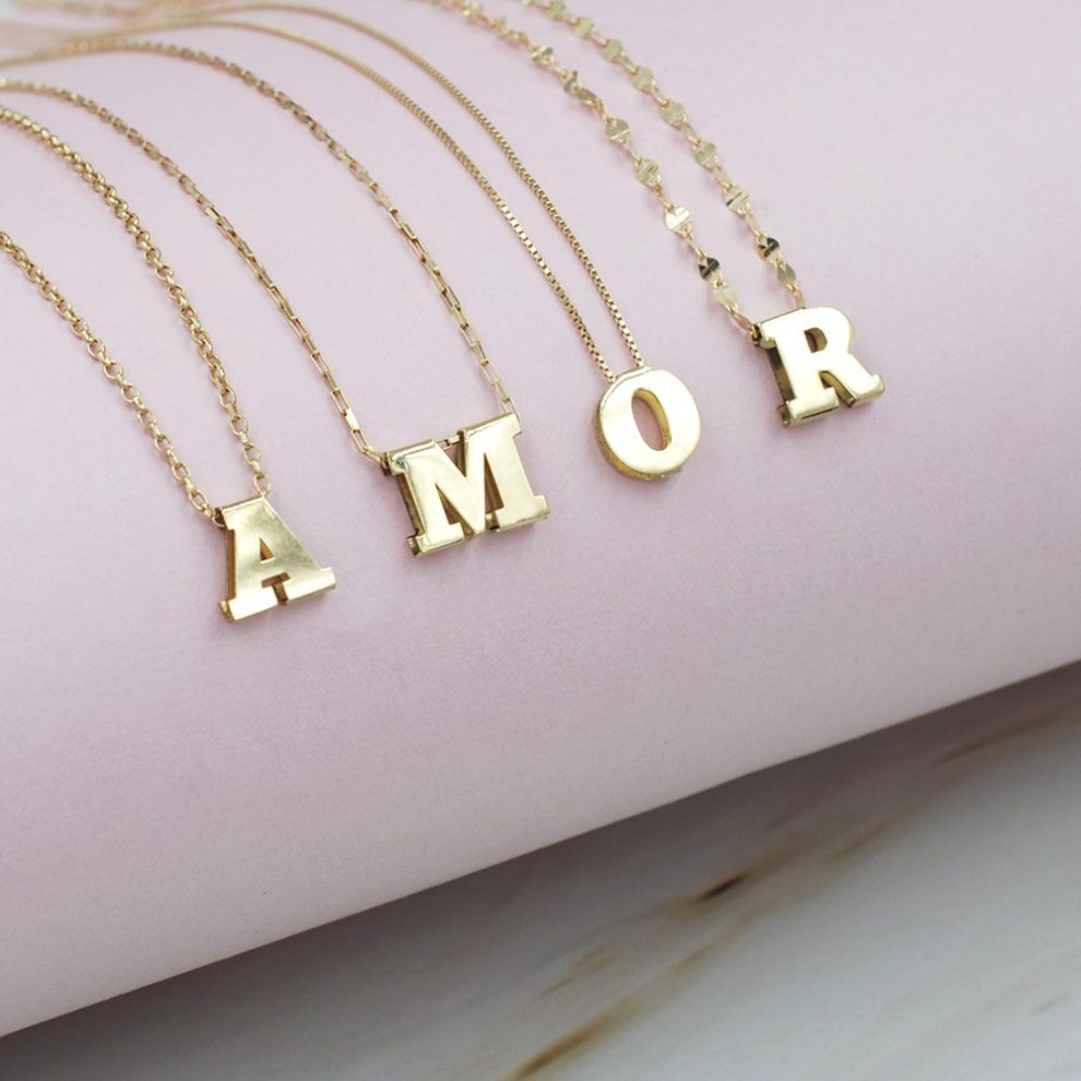 Colgante de Letras Oro 18k Amarillo - Ella Joyas | Alta Joyeria